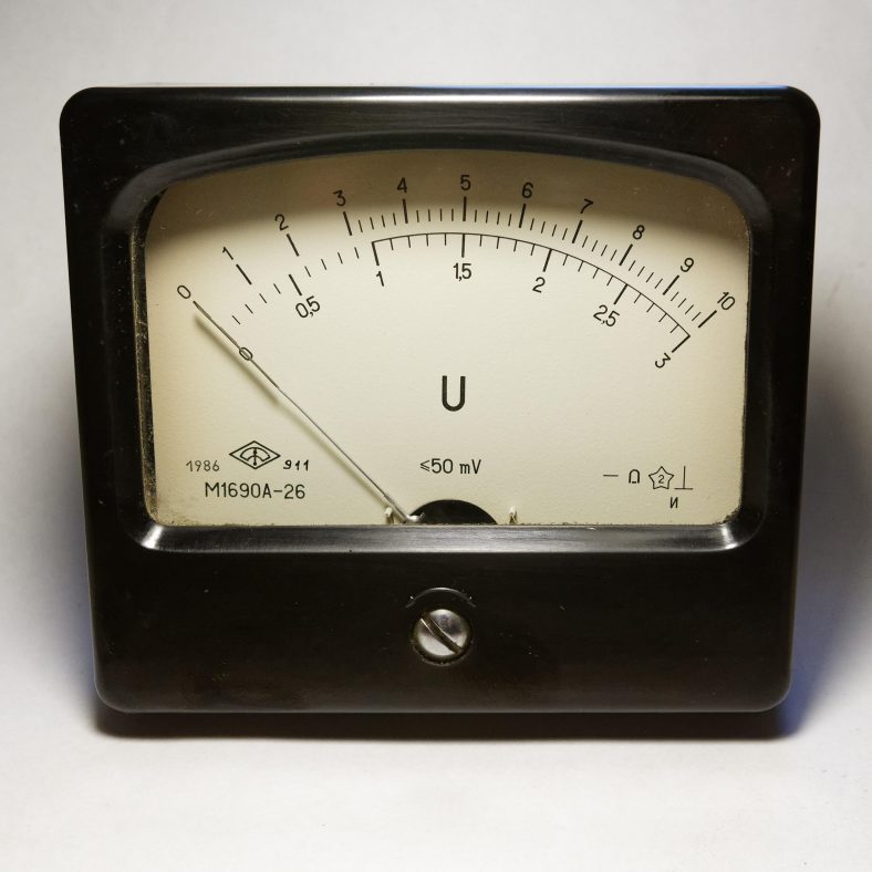 How to Use a Voltmeter - How 2 Use