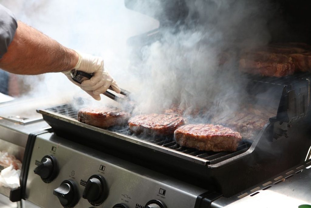 How to Use a Gas Grill : The Sizzling Symphony / Mastering Your Gas ...